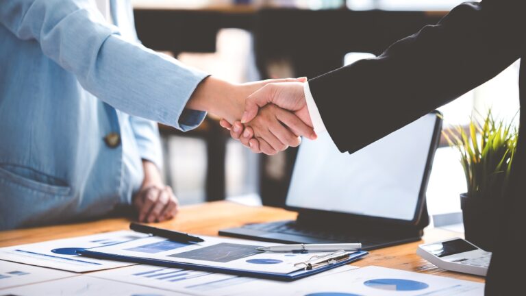 Franchising brasileiro cresce 10,5% em 2025 e supera R$ 300 bilhões - E ...